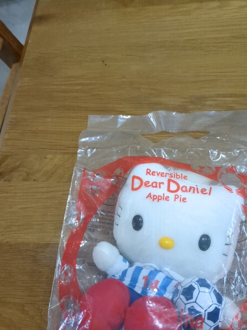Hello Kitty Dear Daniel Reversible Apple Pie Plush, Hobbies & Toys ...