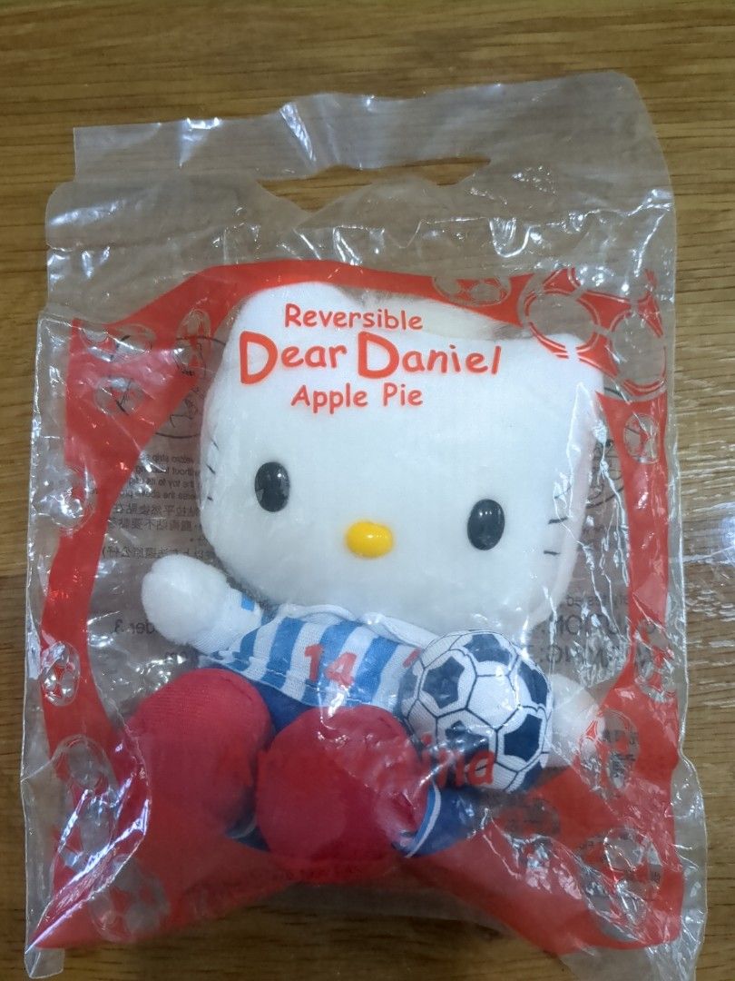 Hello Kitty Dear Daniel Reversible Apple Pie Plush, Hobbies & Toys ...