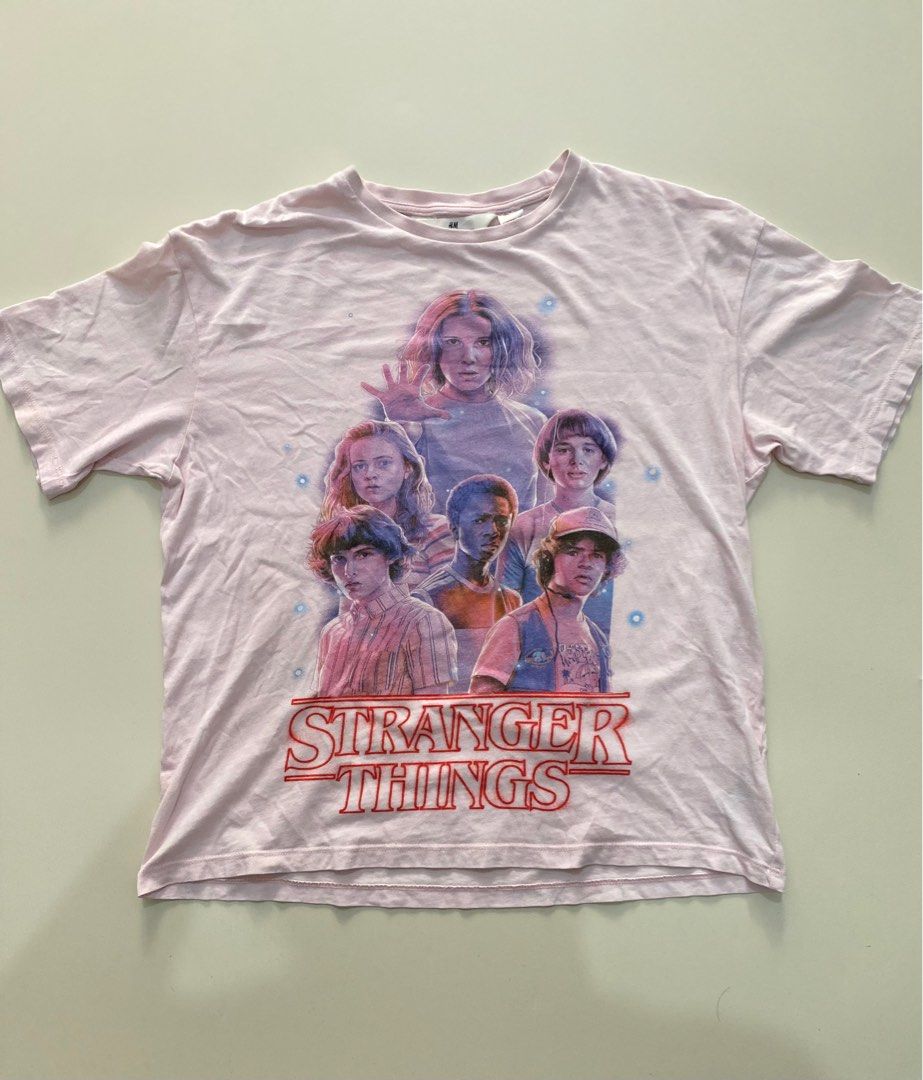 🔥Kaos Film Stranger Things Pink, Fesyen Pria, Pakaian , Atasan di Carousell