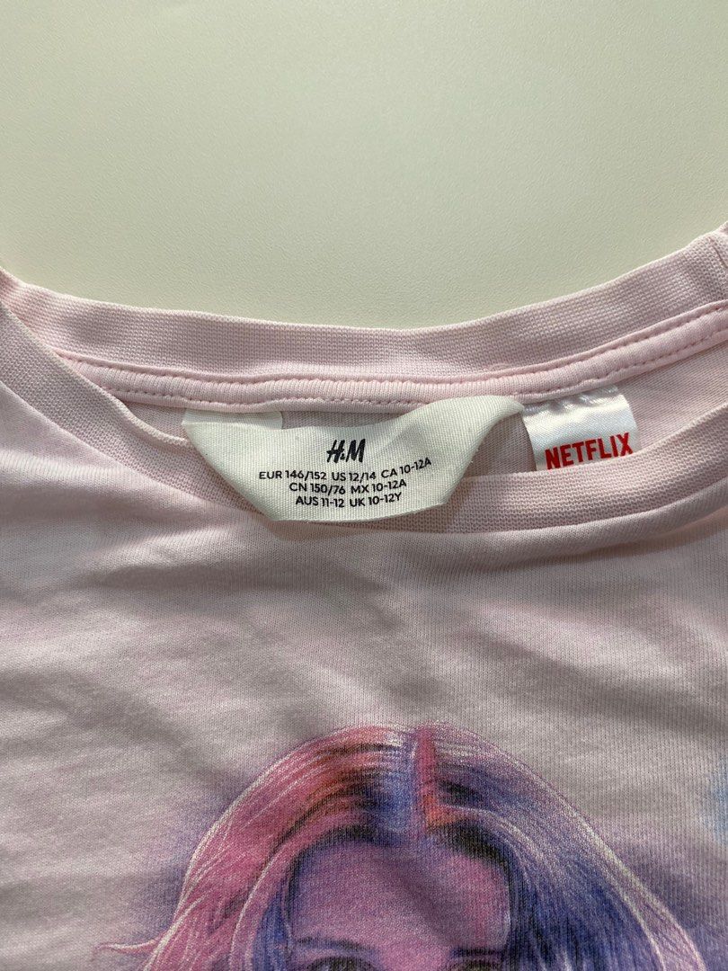 🔥Kaos Film Stranger Things Pink, Fesyen Pria, Pakaian , Atasan di Carousell