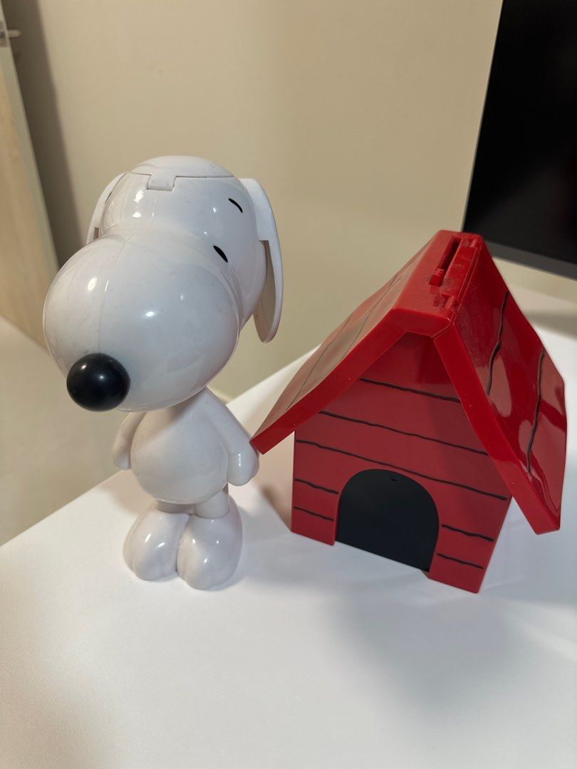 Snoopy Figurine with Doghouse popcorn and water bottle, Hobbies & Toys ...