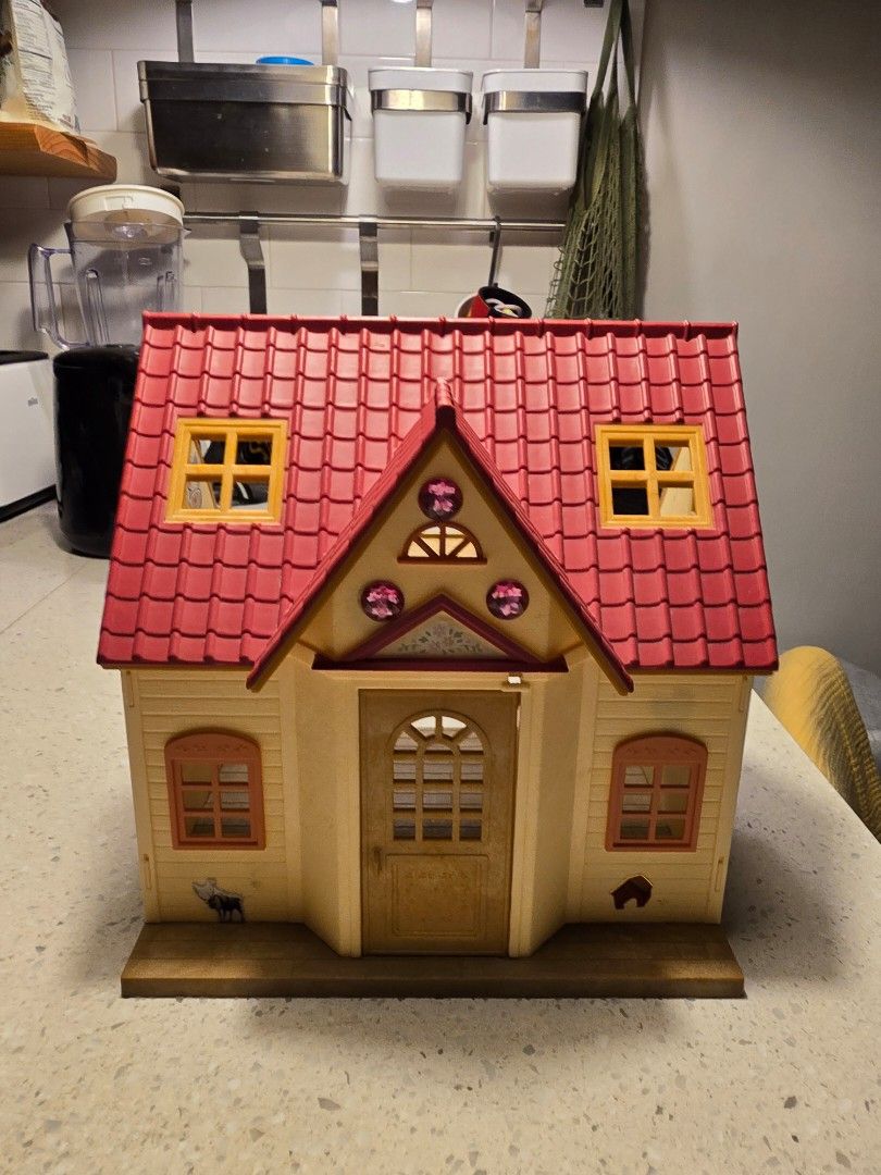 Sylvanian Families red roof cottage, Hobbies & Toys, Toys & Games on ...