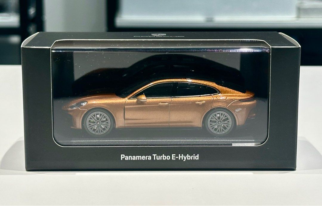 1/43 Porsche Dealer Edition Panamera Turbo E-Hybrid (G3) Madeira Gold ...