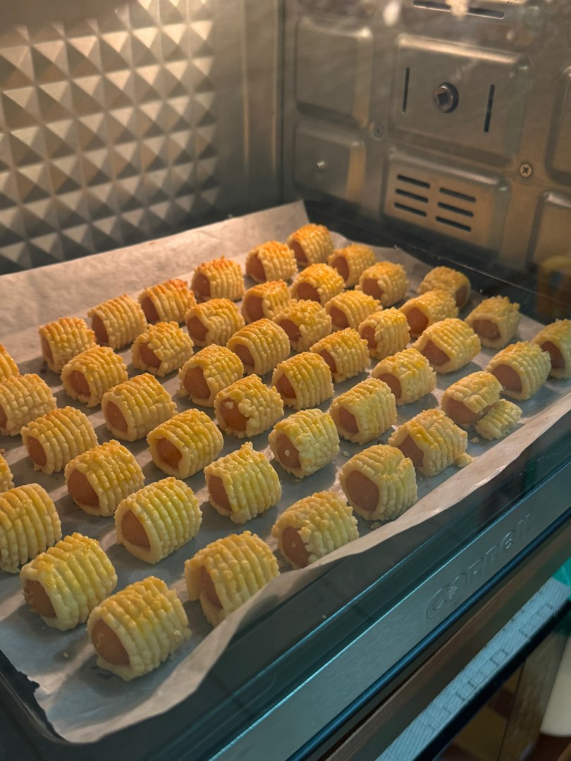 CNY gift bakebox (pineapple tarts + almond cookies + black sesame ...