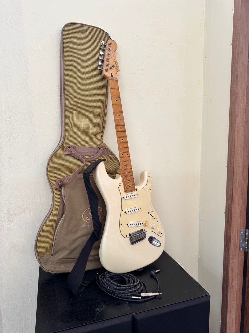 Electric Guitar Fender Squier Guitar Stratocaster, Hobbies & Toys ...