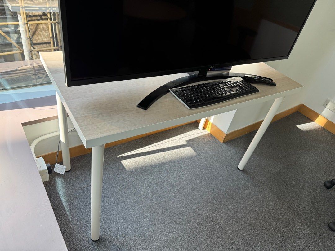 LG TV with table, 家庭電器, 電視 & 其他娛樂, 電視組件及配件 - Carousell