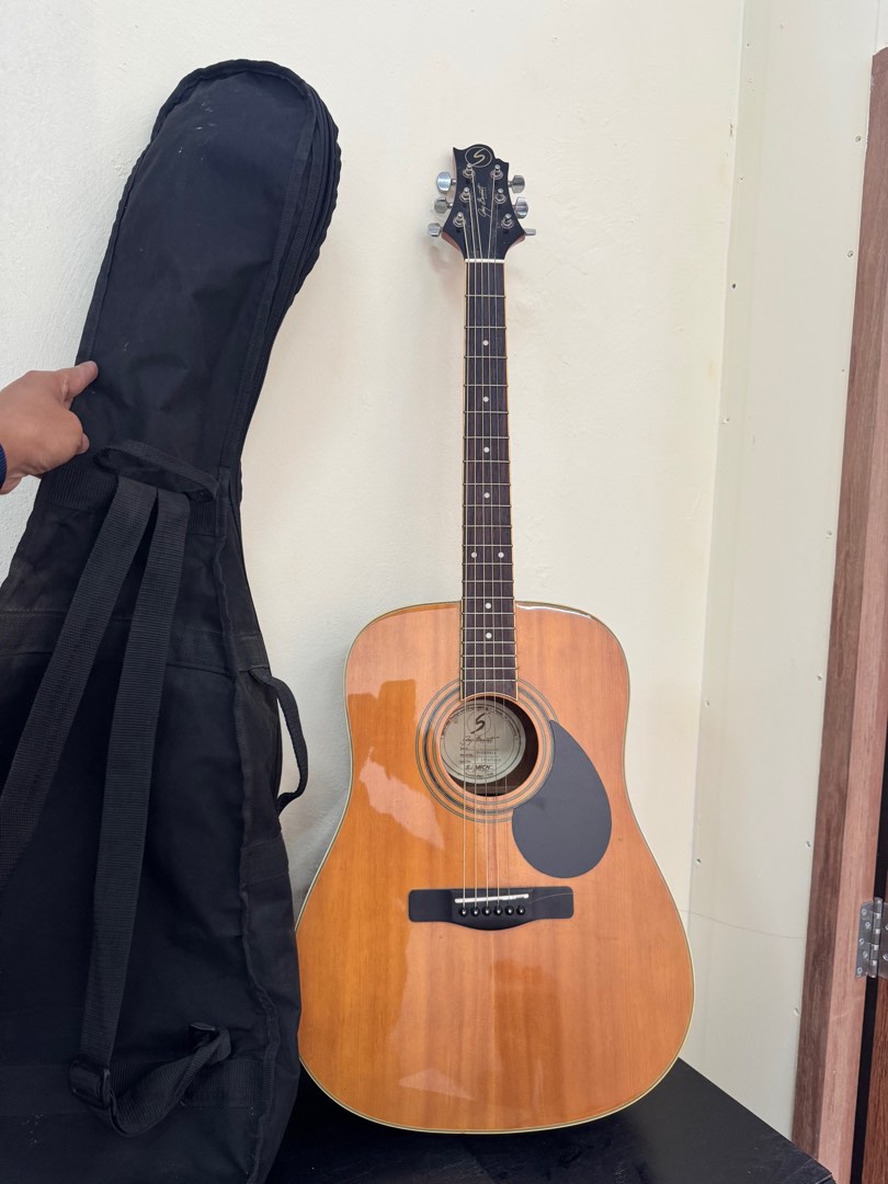 Acoustic Guitar, Hobbies & Toys, Musical Instruments on Carousell