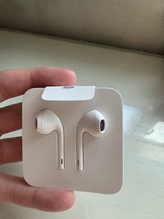 Apple EarPods with Lightning Connector, 音響器材, 耳機 - Carousell