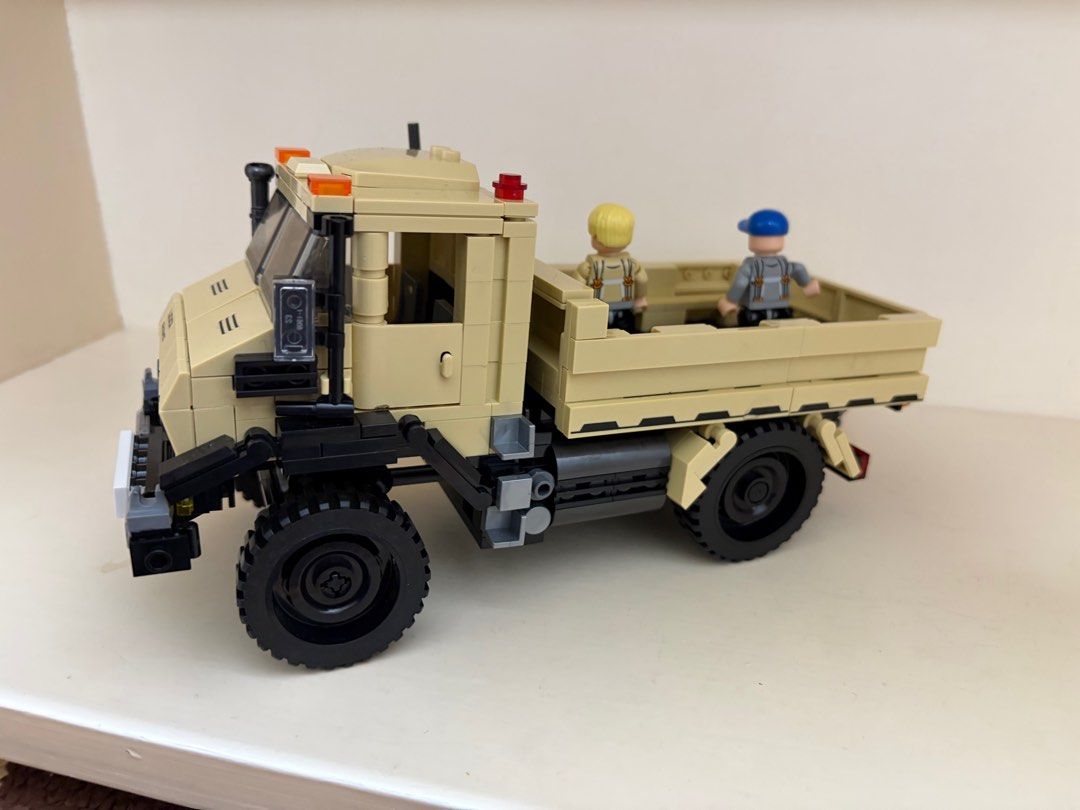 LEGO Style Military Truck with Minifigures, 興趣及遊戲, 玩具 & 遊戲類 - Carousell