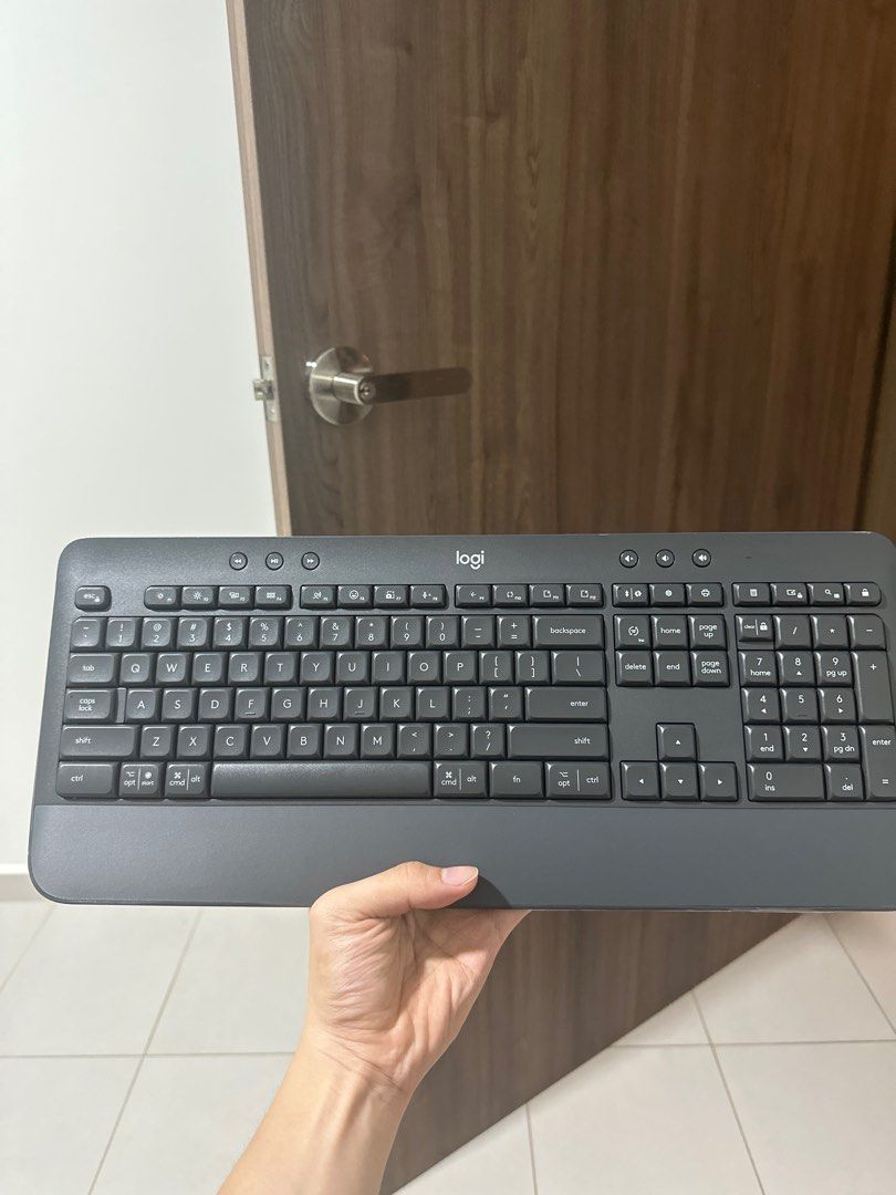 Logitech Signature K650 Wireless Keyboard, Computers & Tech, Parts ...