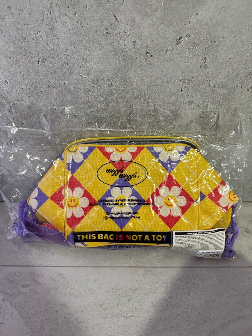 Wiggle wiggle two way cooler bag (M), Everything Else on Carousell