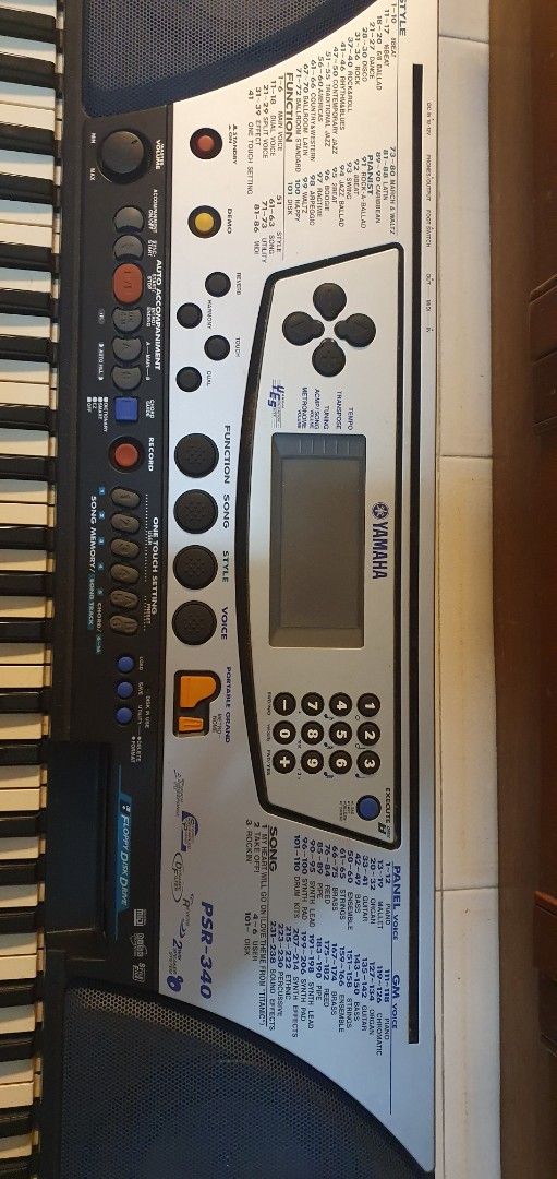 Yamaha PSR-340 Electronic Keyboard, Hobbies & Toys, Musical Instruments ...