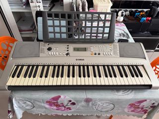 Yamaha PSR-E453 Portable Keyboard, Hobbies & Toys, Musical Instruments ...