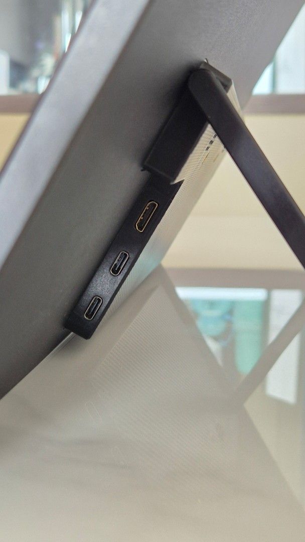 18.5in Portable Monitor with Case, Computers & Tech, Parts ...