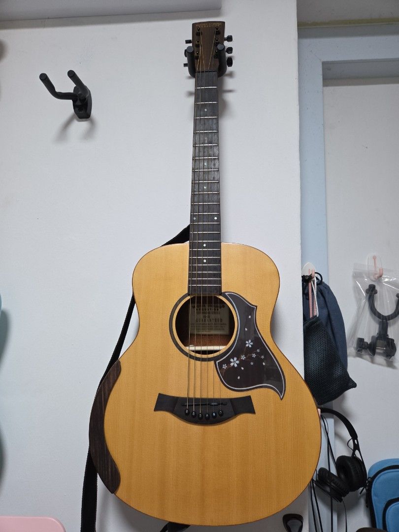 Acoustic Guitar - Natural Finish, Hobbies & Toys, Musical Instruments ...