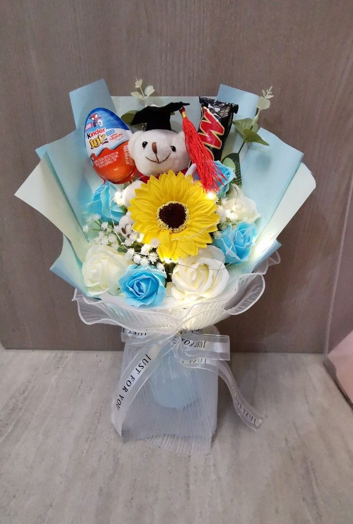 Bear Graduation Bouquet Mars Chocolate Kinder Joy, Hobbies & Toys ...