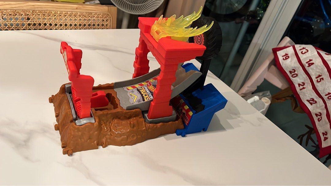 Hot Wheels Monster Trucks Arena Smashers Playset, Hobbies & Toys, Toys ...
