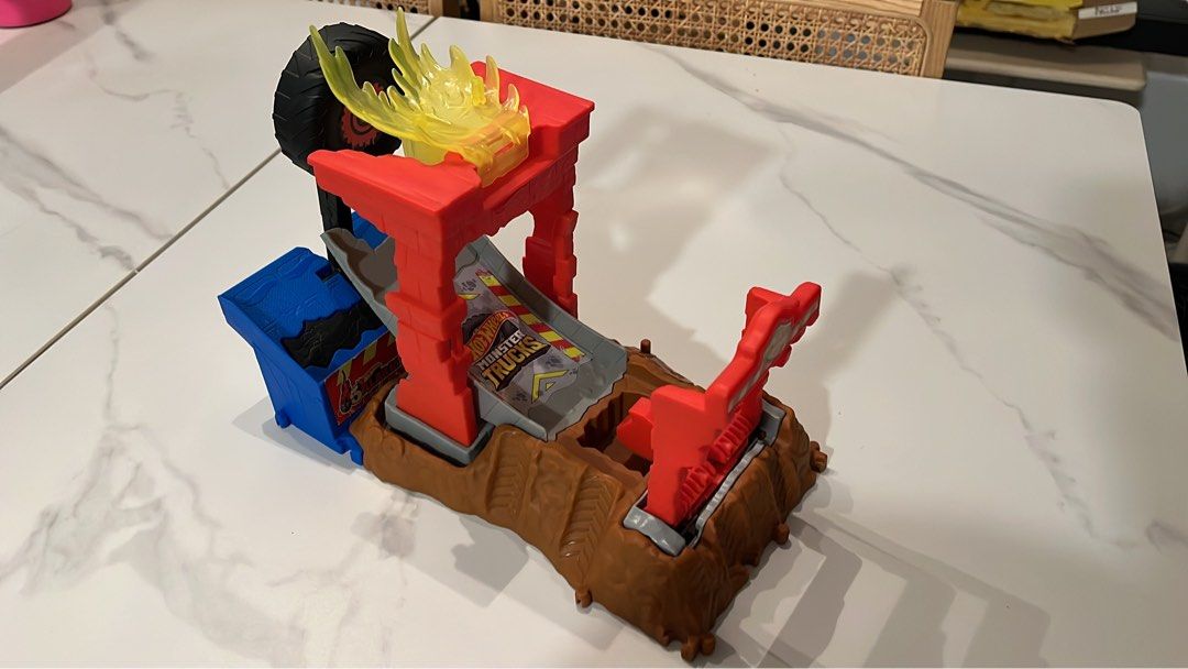 Hot Wheels Monster Trucks Arena Smashers Playset, Hobbies & Toys, Toys ...
