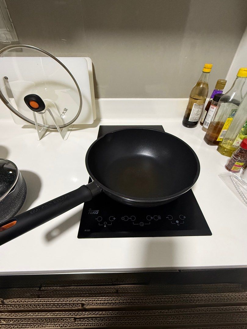 Non-Stick Wok with Lid, Furniture & Home Living, Kitchenware ...