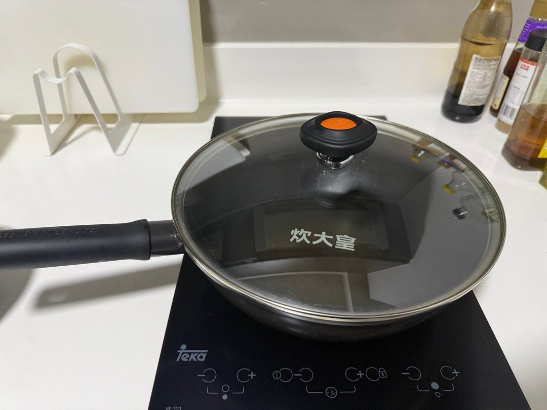 Non-Stick Wok with Lid, Furniture & Home Living, Kitchenware ...