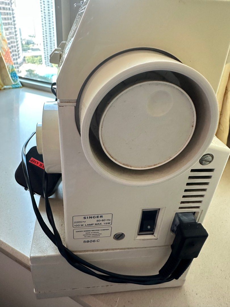 Singer 5806C 縫紉機, 家庭電器, 其他家庭電器 - Carousell