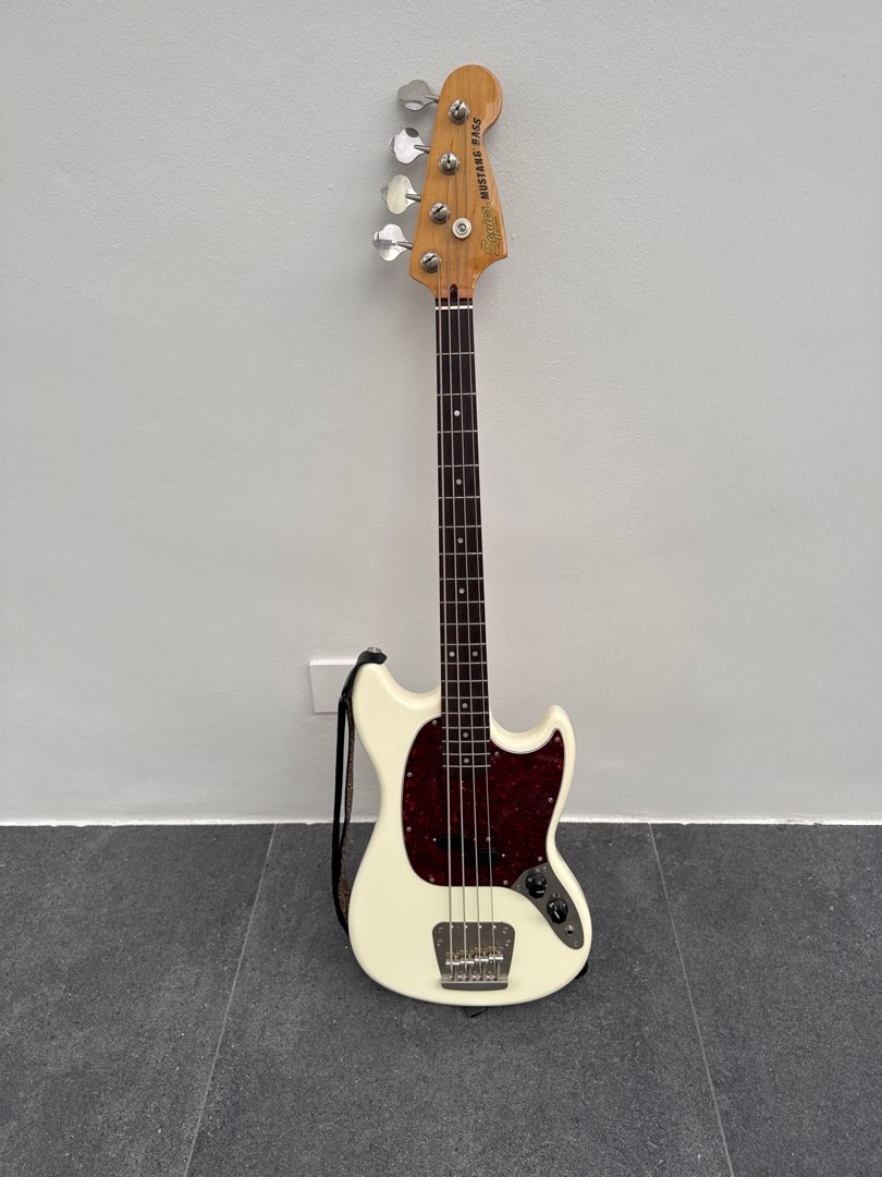Squier mustang bass (Short-scale), Hobbies & Toys, Musical Instruments ...