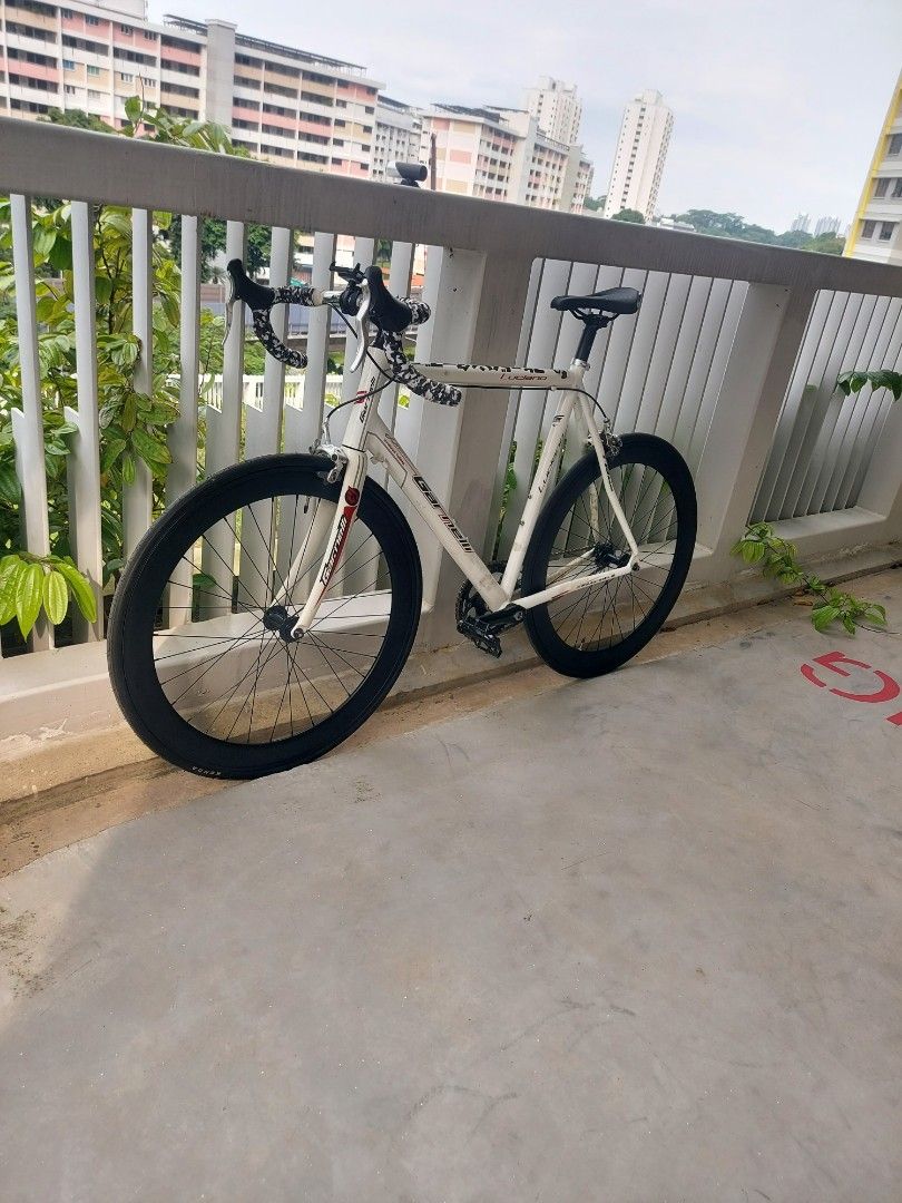 White Road Bike with Black Wheels, Sports Equipment, Bicycles & Parts, Bicycles on Carousell