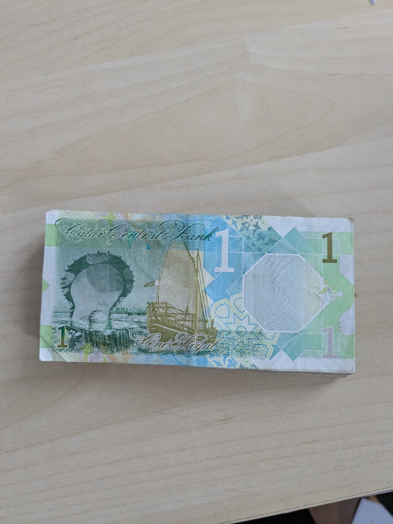 100 pieces Qatari Riyal notes 100 Qatar Riyals, Hobbies & Toys ...