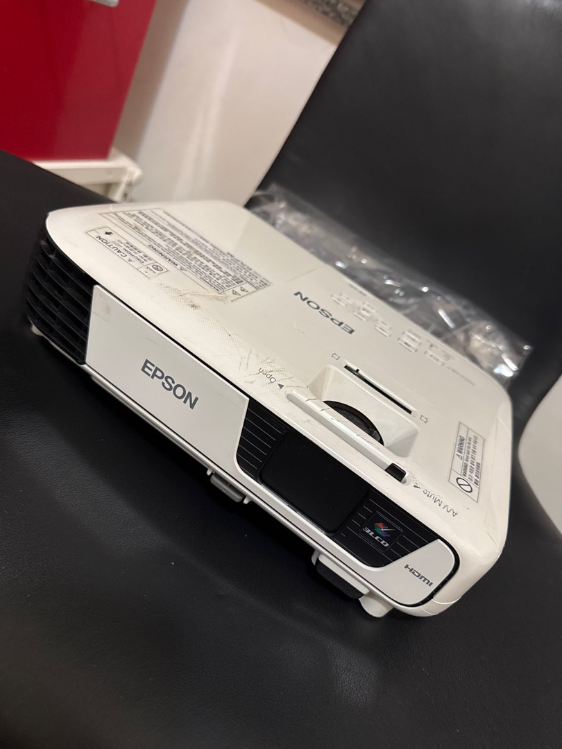 Epson EB-S31 LCD Projector 投影機, 家庭電器, 電視 & 其他娛樂, 投影機 - Carousell