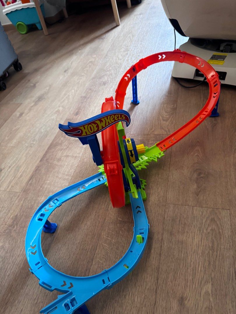 Hot Wheels Loop Track Set, Hobbies & Toys, Toys & Games on Carousell