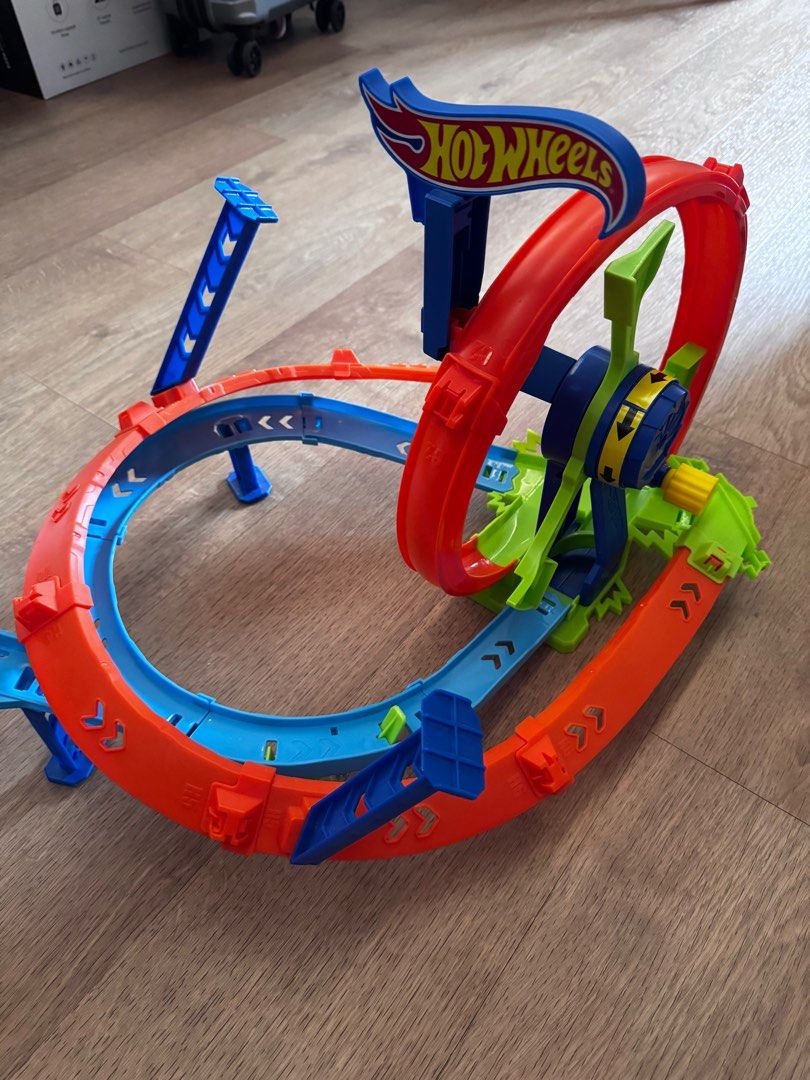 Hot Wheels Loop Track Set, Hobbies & Toys, Toys & Games on Carousell