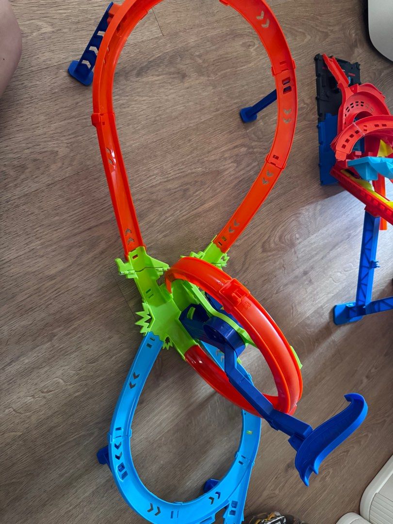 Hot Wheels Loop Track Set, Hobbies & Toys, Toys & Games on Carousell