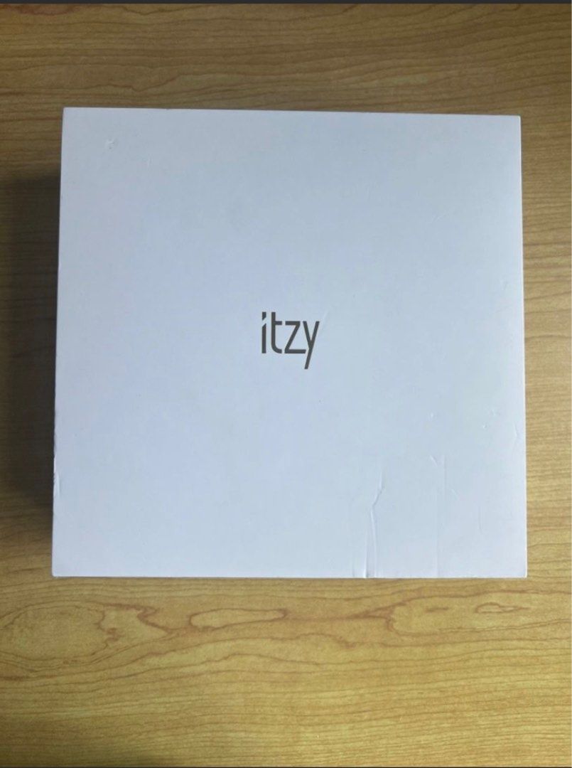 ITZY Official Light Ring ver 1, Hobbies & Toys, Memorabilia ...