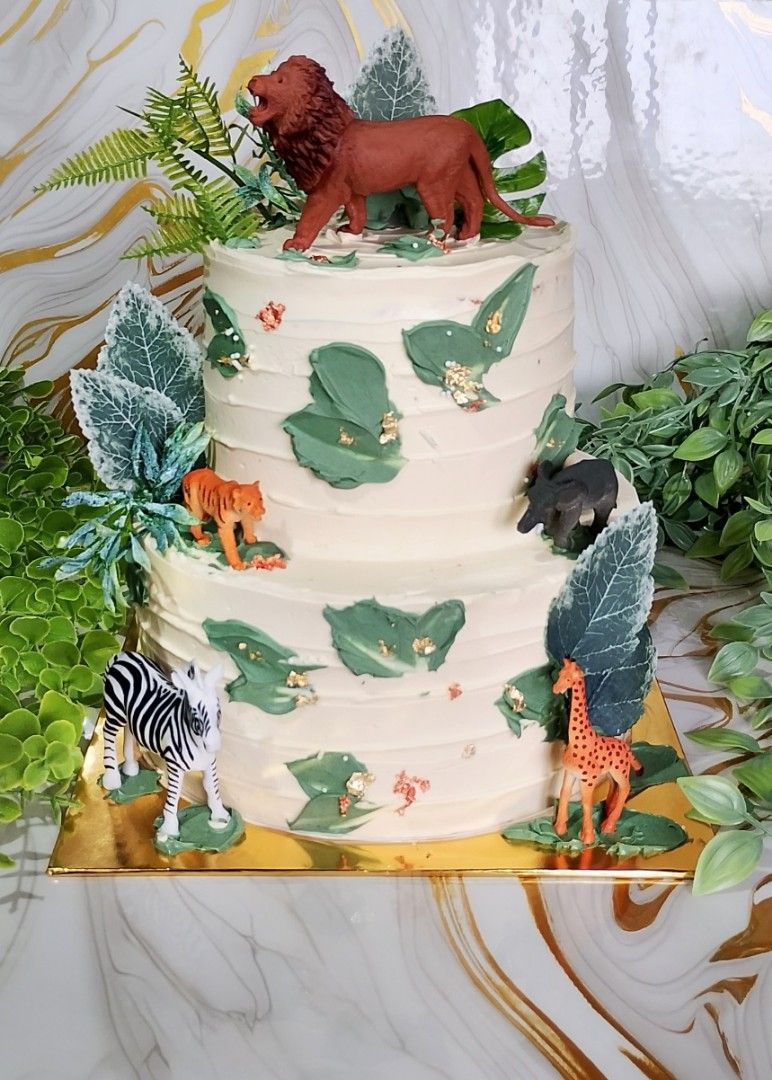 Jungle/ Safari 2 tier cake, Food & Drinks, Homemade Bakes on Carousell