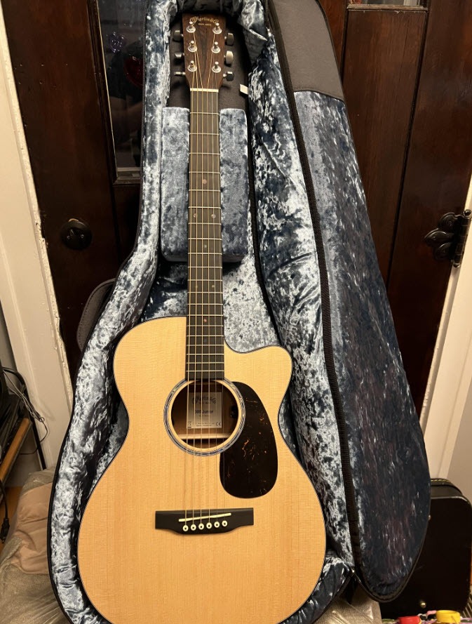 Martin 000 Junior Acoustic Guitar with Case, Hobbies & Toys, Musical ...
