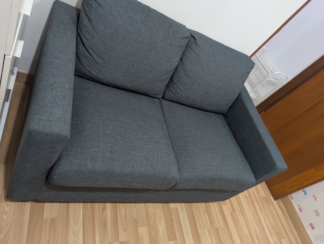 Sofa 2 Seat Warna Biru Navy, Perabotan Rumah di Carousell