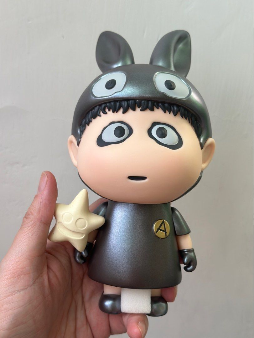 全新 b.wing 親筆簽名 Pantone 497U 色 8吋 實心搪膠 A仔, 興趣及遊戲, 玩具 & 遊戲類 - Carousell