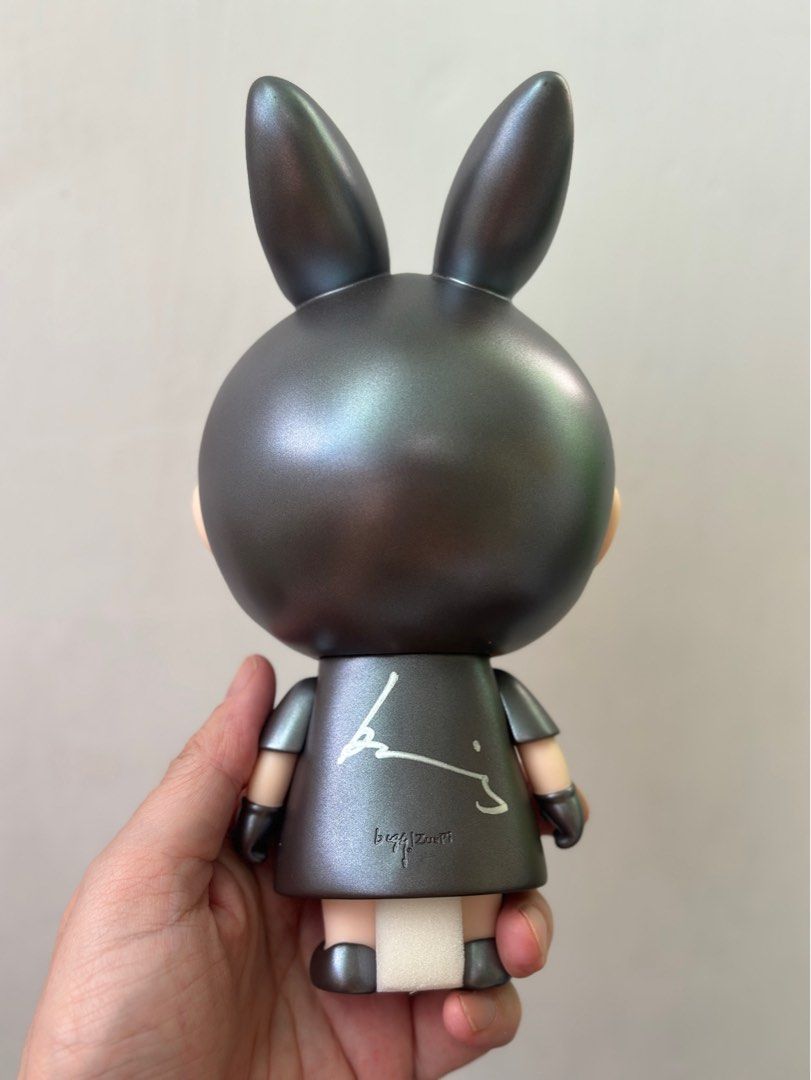 全新 b.wing 親筆簽名 Pantone 497U 色 8吋 實心搪膠 A仔, 興趣及遊戲, 玩具 & 遊戲類 - Carousell