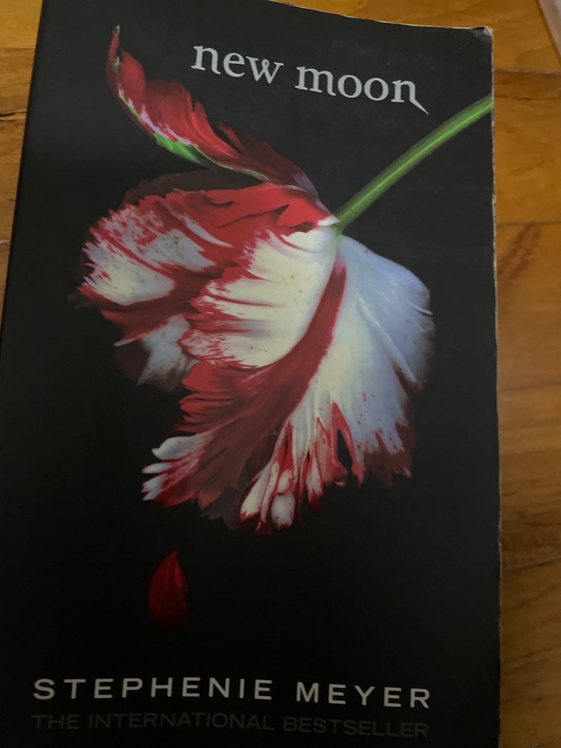 New Moon by Stephenie Meyer, Hobbies & Toys, Books & Magazines, Fiction ...