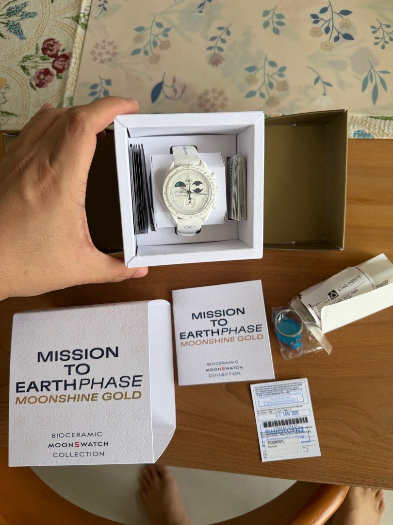 Moonswatch Mission to Earthphase Moonshine Gold (Cold moon), Men's ...