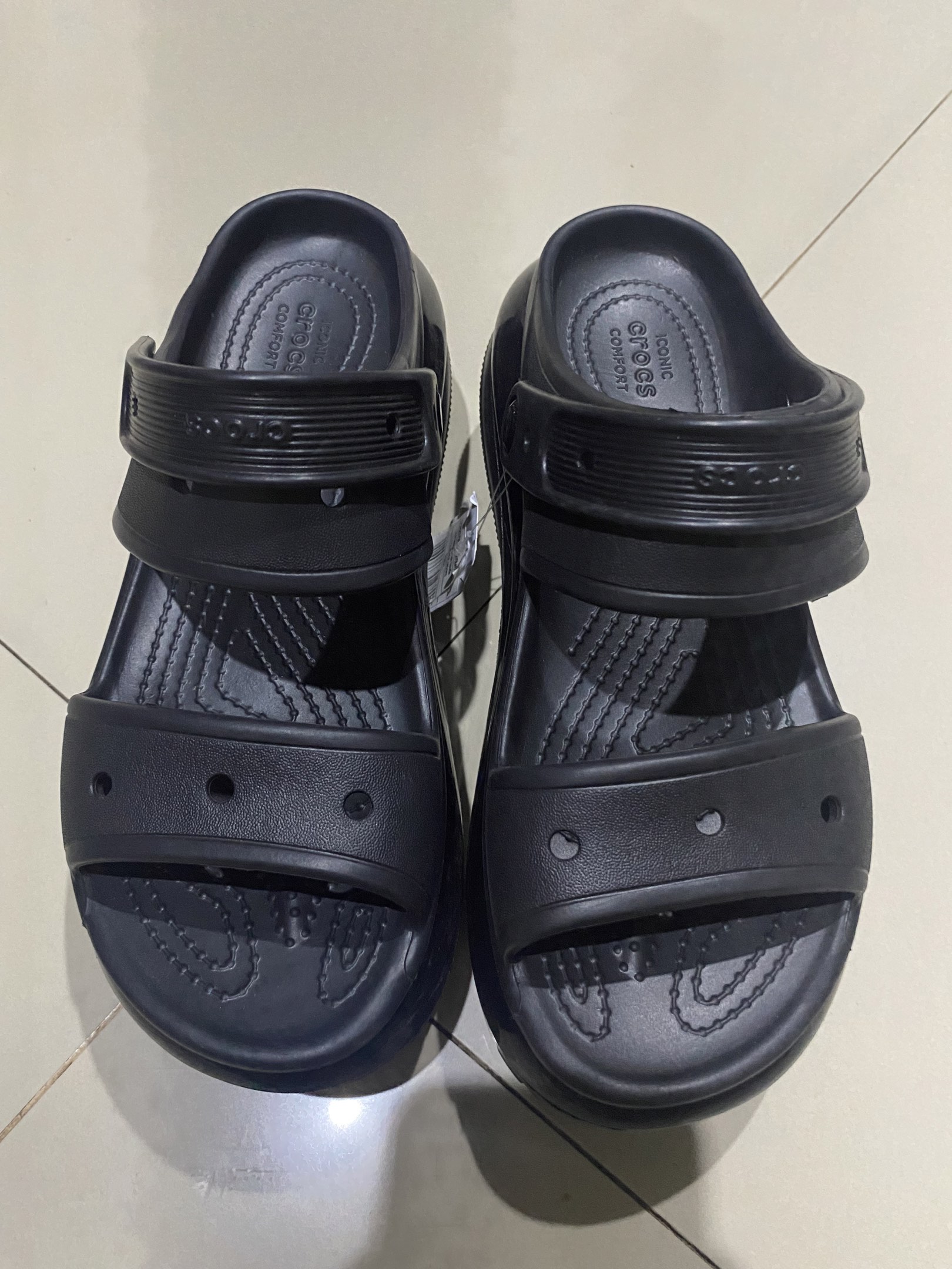 CROCS - Mega Crush Sandal, Fesyen Wanita, Sepatu di Carousell