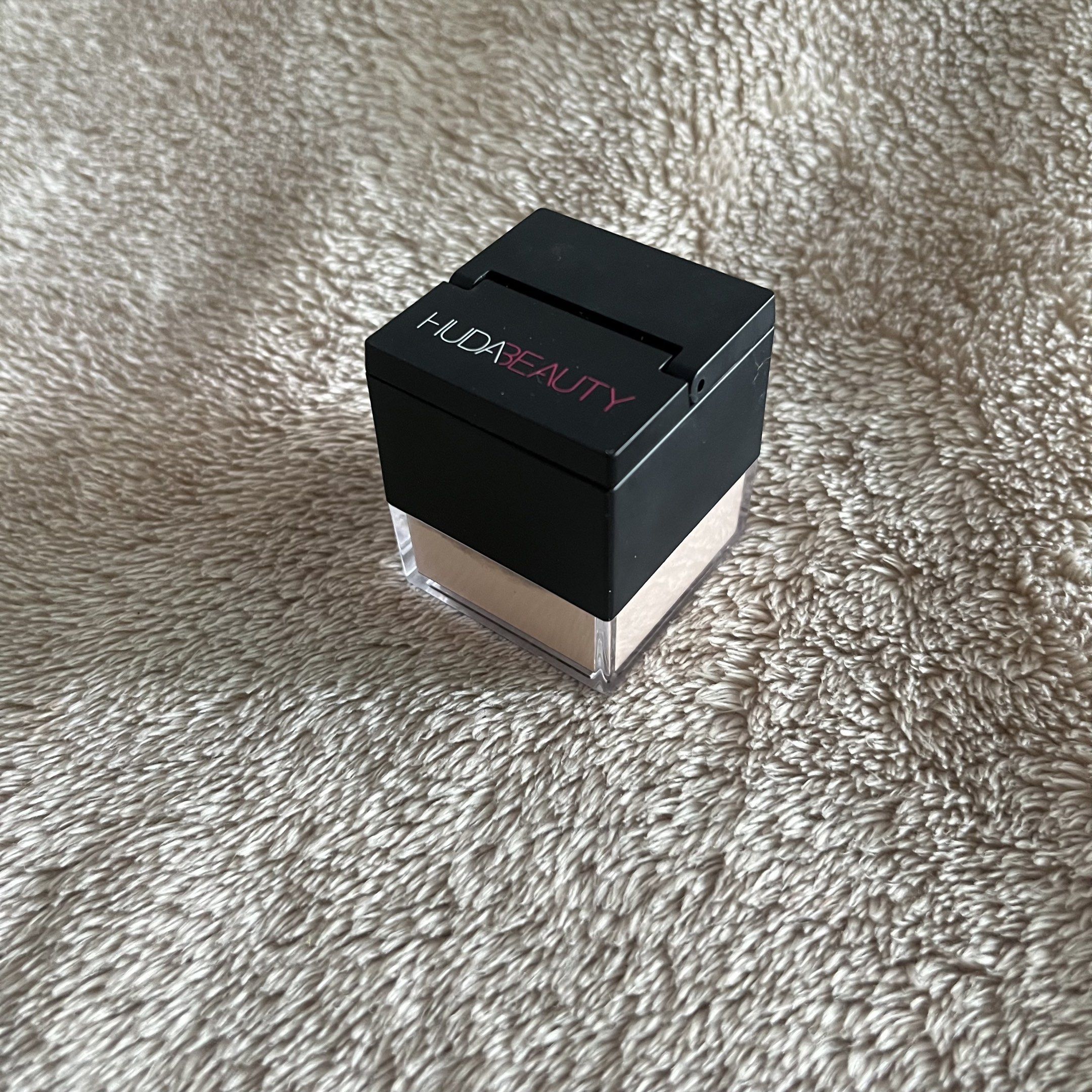 Huda Beauty | Mini Easy Bake Loose Baking and Setting Powder, Beauty ...