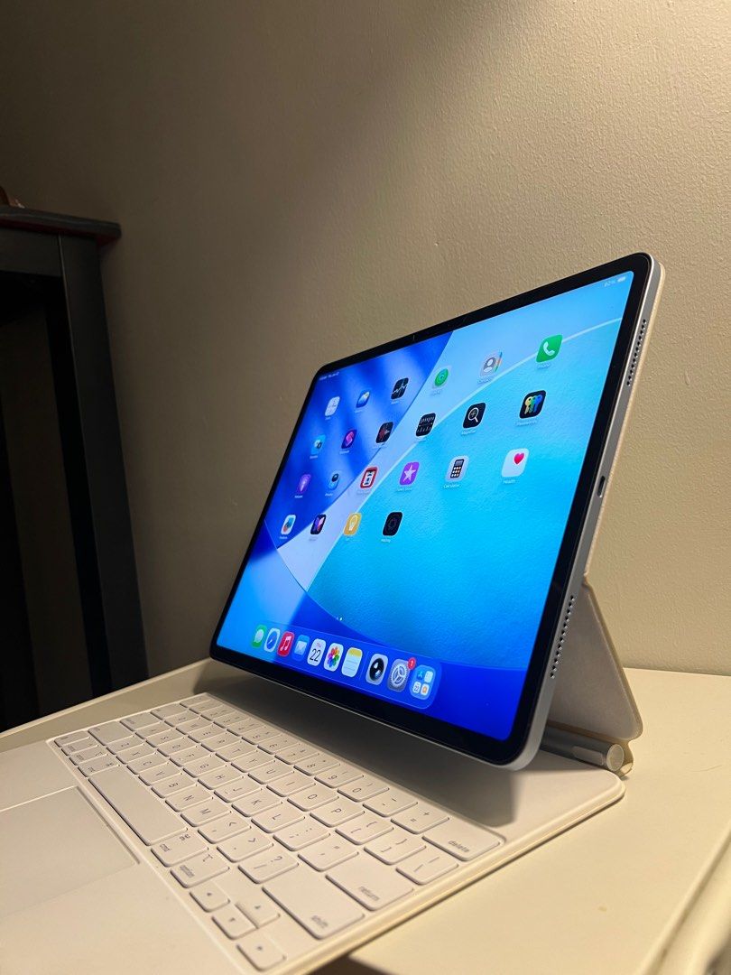 iPad Air M2 (13 Inches) w/ Apple Magic Keyboard & Logitech MX Anywhere ...