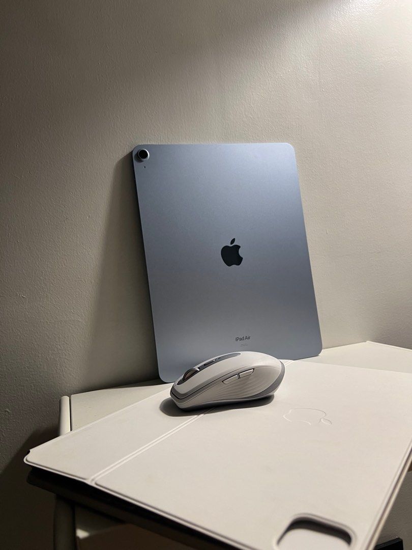 iPad Air M2 (13 Inches) w/ Apple Magic Keyboard & Logitech MX Anywhere ...