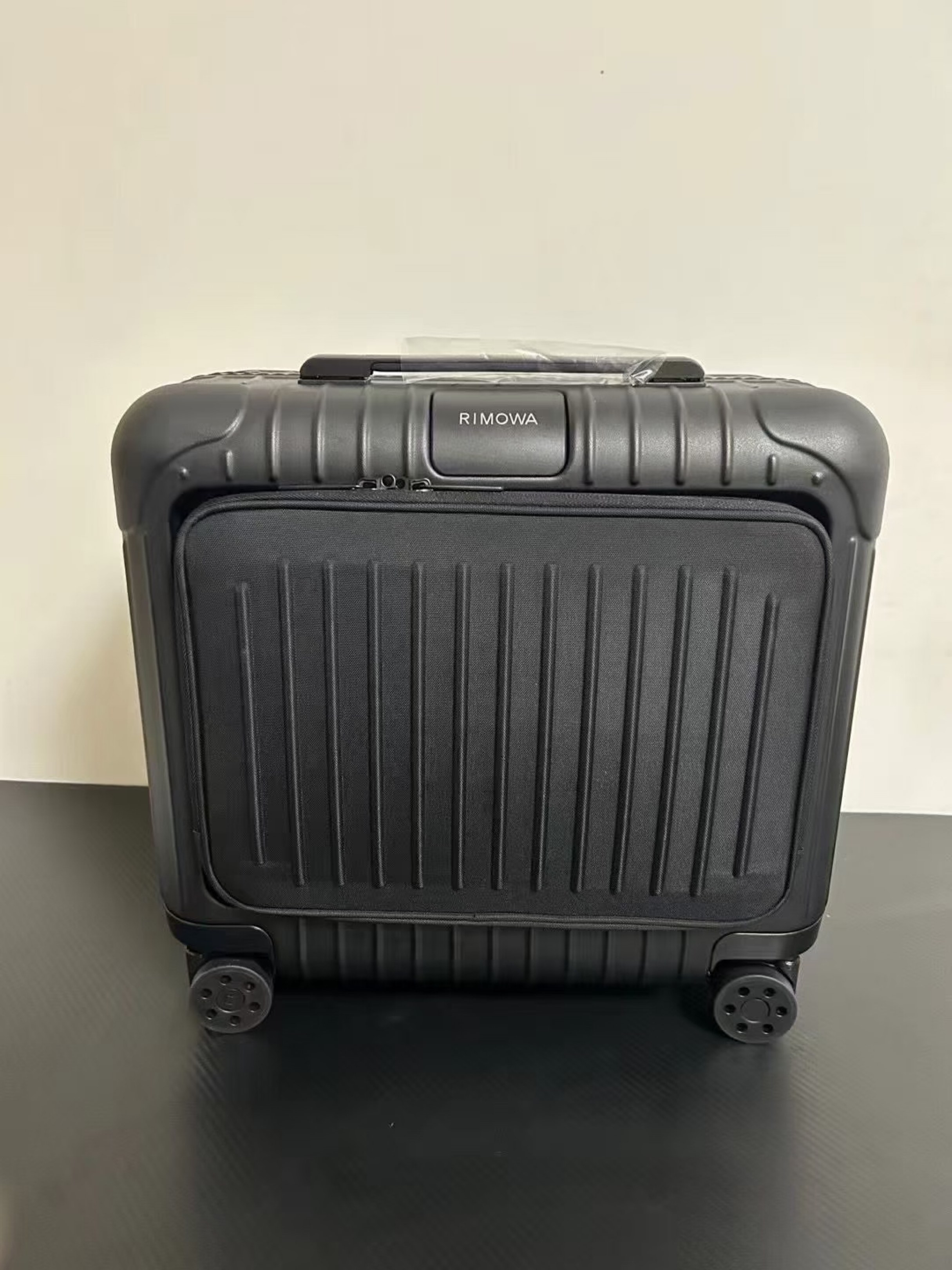 Rimowa Essential Sleeve Compact (Black) Ready Stock x1, Hobbies & Toys ...