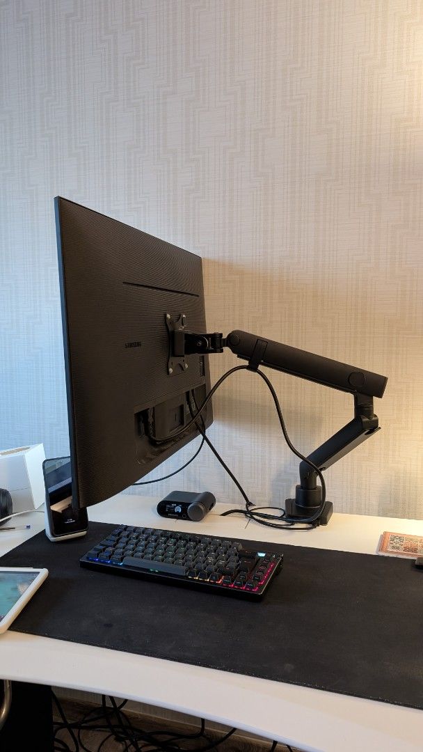 Samsung M7 32" Curved Smart Monitor with Mounting arm, Computers & Tech ...