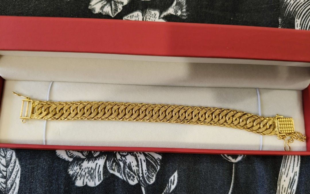 Gold Chain Bracelet in Red Box, Women's Fashion, Jewelry & Organisers ...