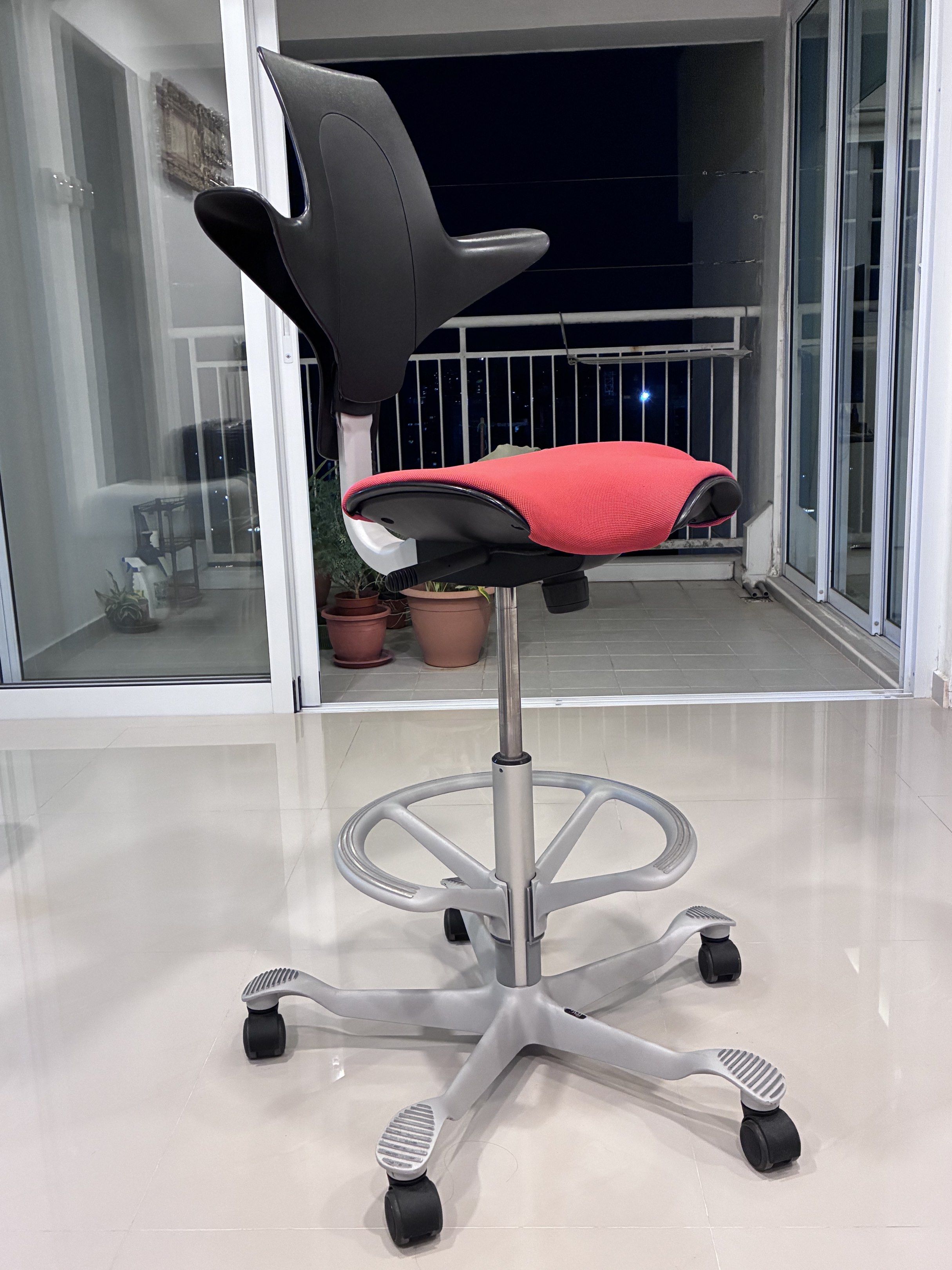 HAG Capisco Ergonomic Saddle Chair, Furniture & Home Living, Furniture ...