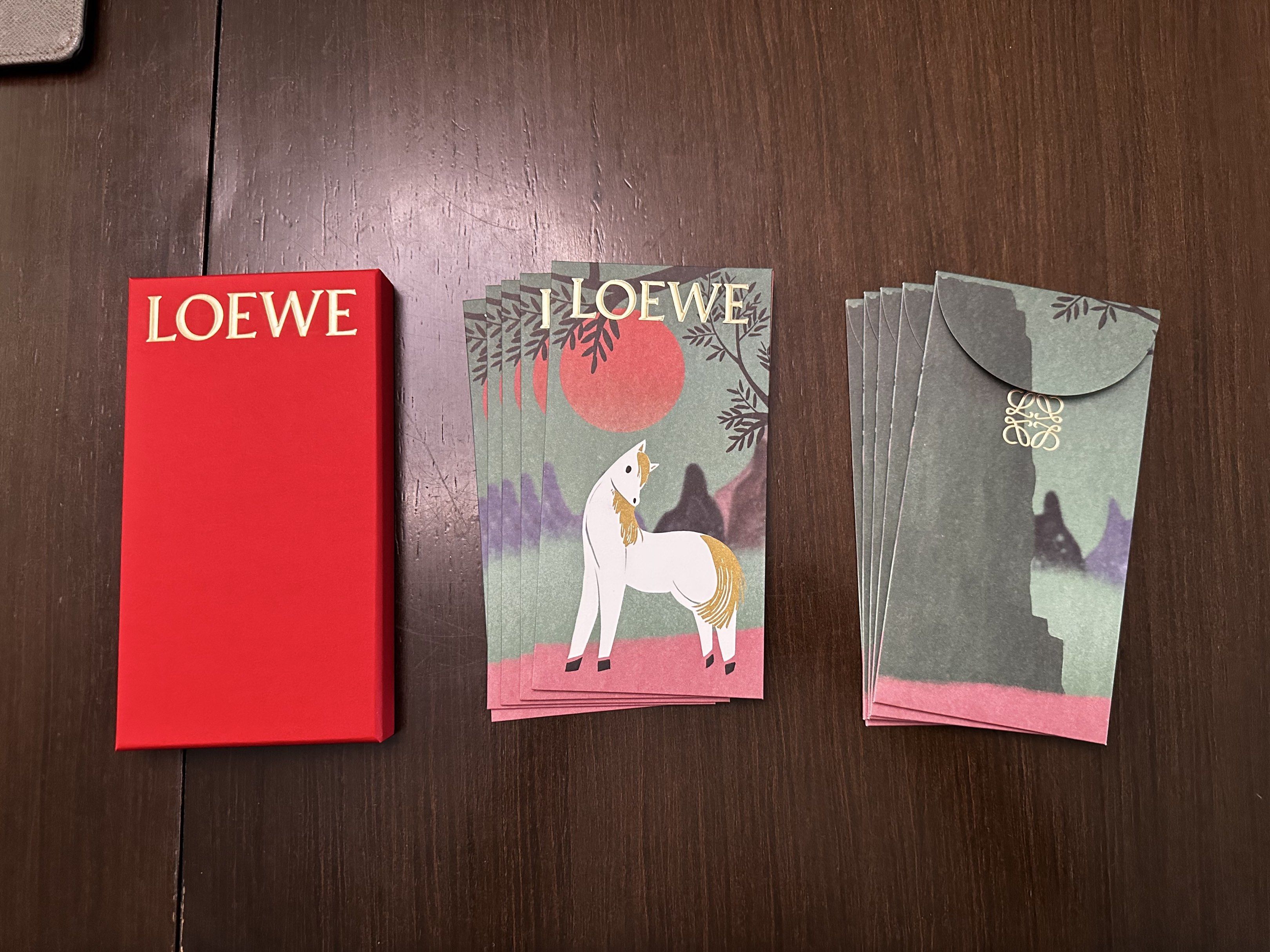 Loewe 2026 Red Packets, 名牌, 飾物及配件 - Carousell