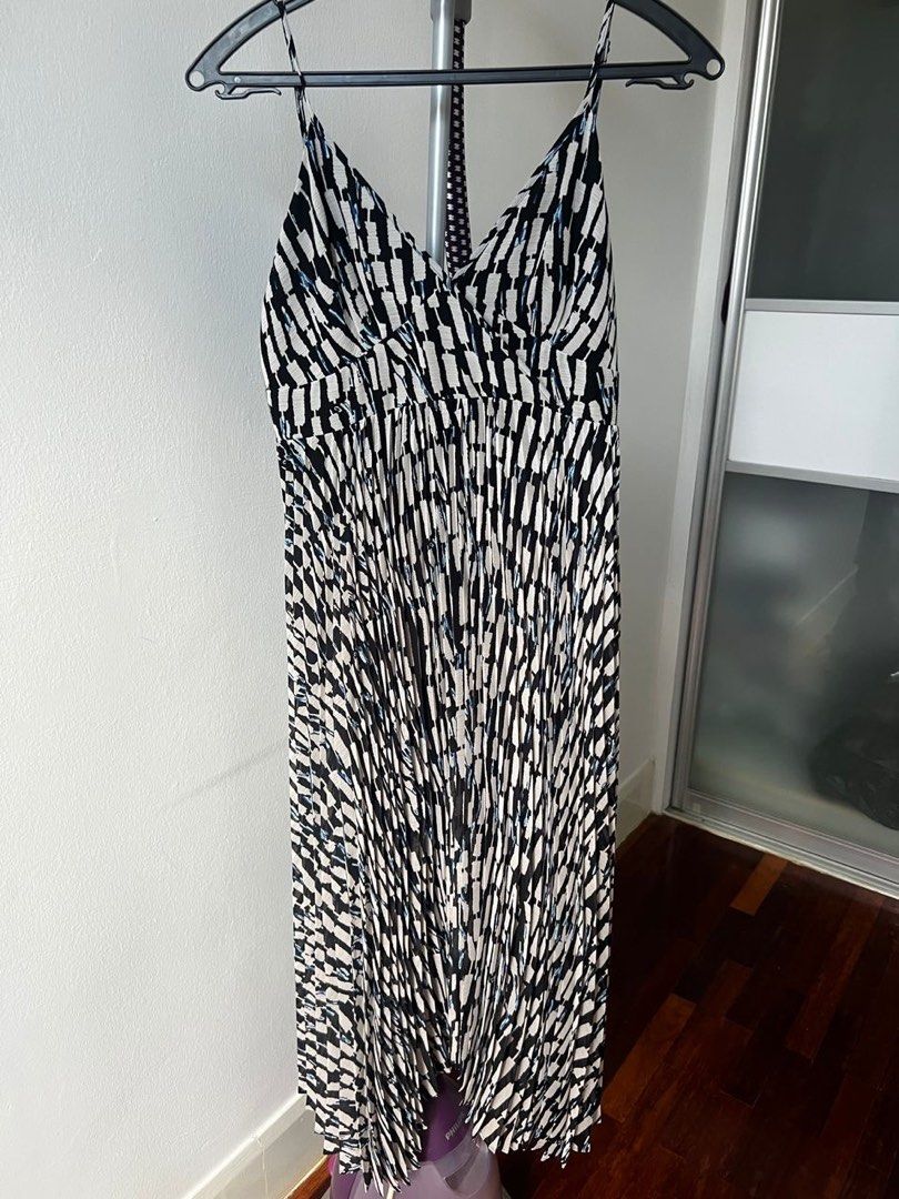Uniqlo :C Pleated Maxi Dress, Women's Fashion, Dresses & Sets, Dresses ...